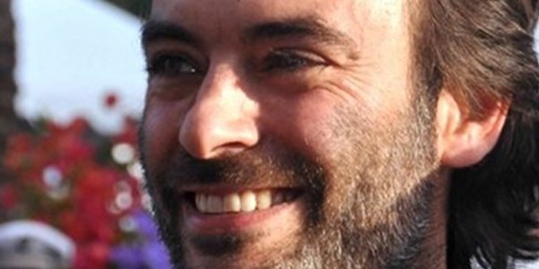 Bouleversé, Anthony Delon s’osait pas regarder le cercueil de Mireille Darc