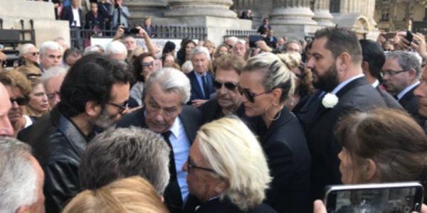 Comment Johnny Hallyday a soutenu Alain Delon aux obsèques de Mireille Darc