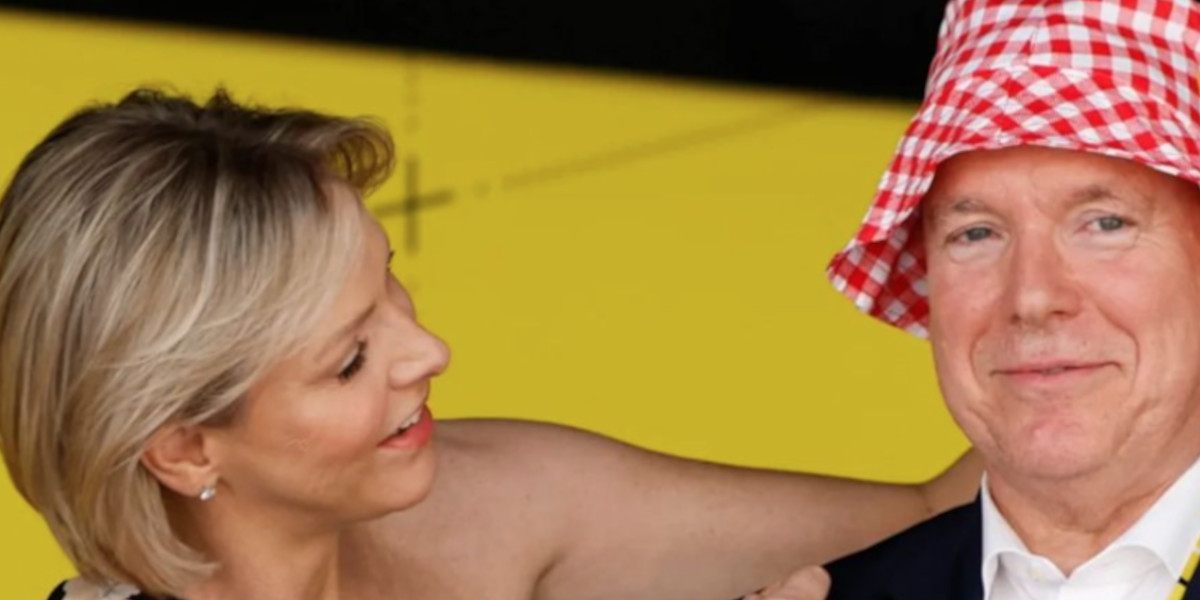 Albert de Monaco en bob Cochonou fait sensation durant ses vacances en ...