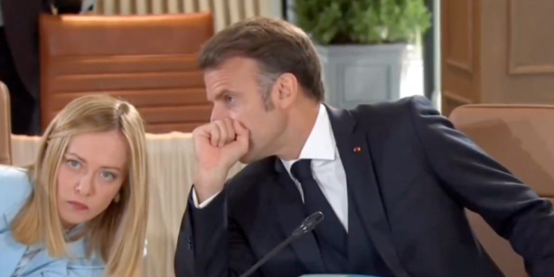 Emmanuel Macron souffle un secret à Giorgia Meloni