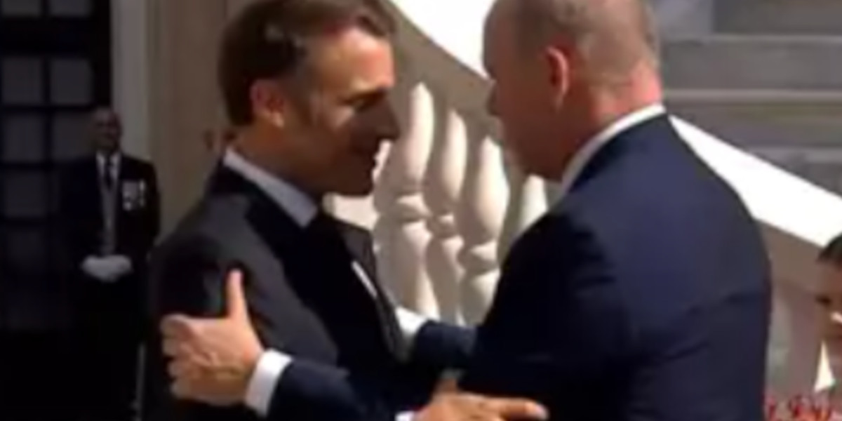 Emmanuel Macron, des cadeaux symboliques au Prince Albert