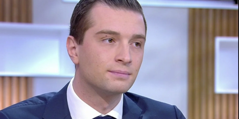 Jordan Bardella, célibataire et plus musclé que jamais dans le Var