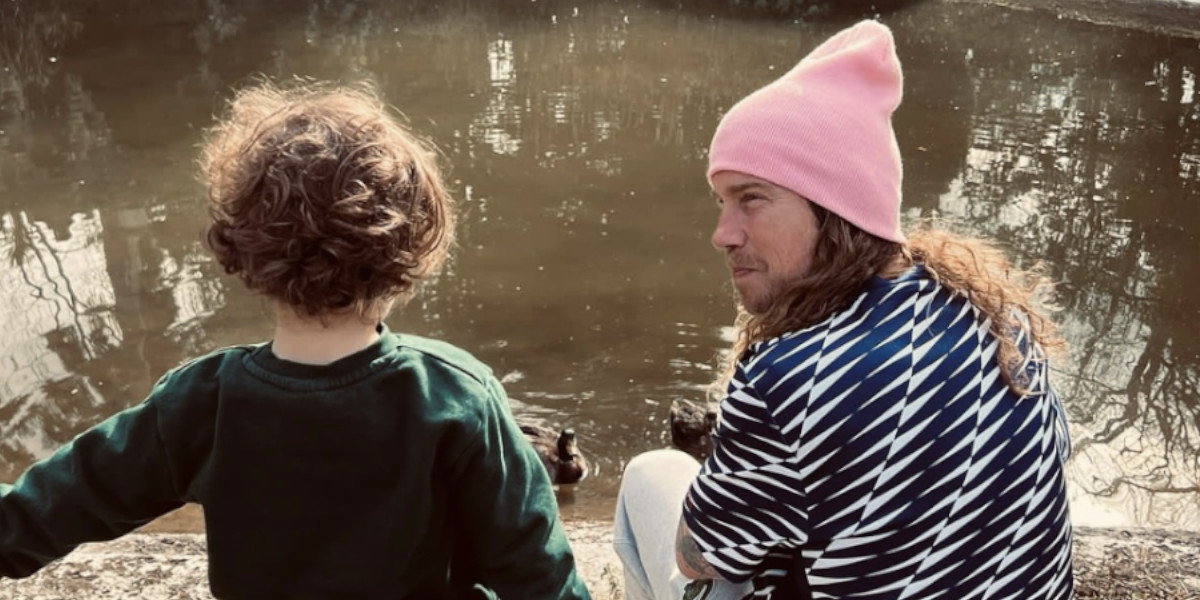 Julien Doré : une tendre photo avec son fils pour débuter 2025