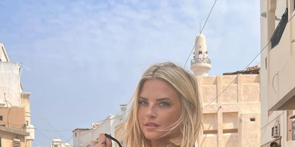 Kelly Vedovelli sans Cyril Hanouna en vacances au Bahreïn : une ...