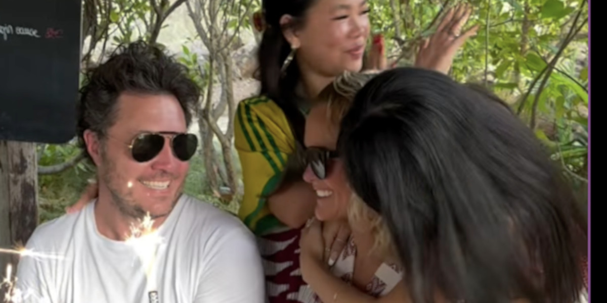 Laeticia Hallyday : 50 ans, avec Frédéric Suant devant la tombe de Johnny