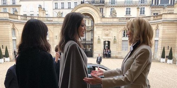 Pourquoi Brigitte Macron a reçu Ange­lina Jolie à l’Ely­sée